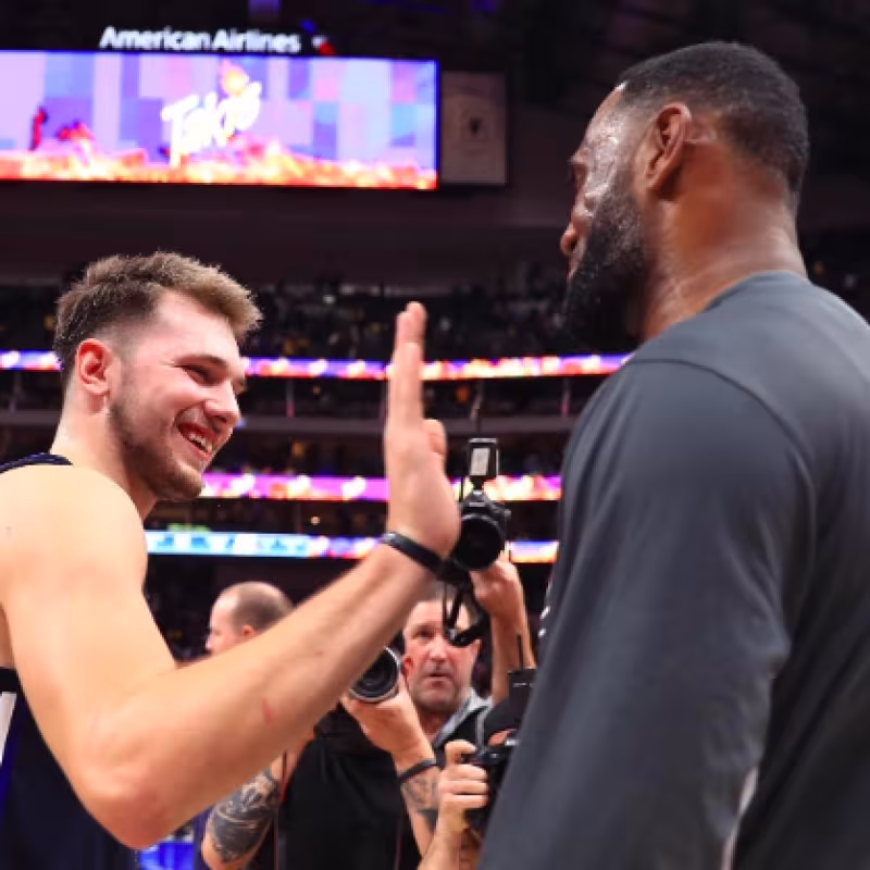 LeBron puede con Doncic tras una titánica lucha en Dallas